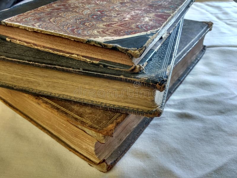 Pile Des Livres Anciens Photos Stock - Téléchargez 61 Photos libres de ...