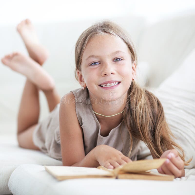 Livre de lecture d'enfant image stock. Image du gosse - 32947205