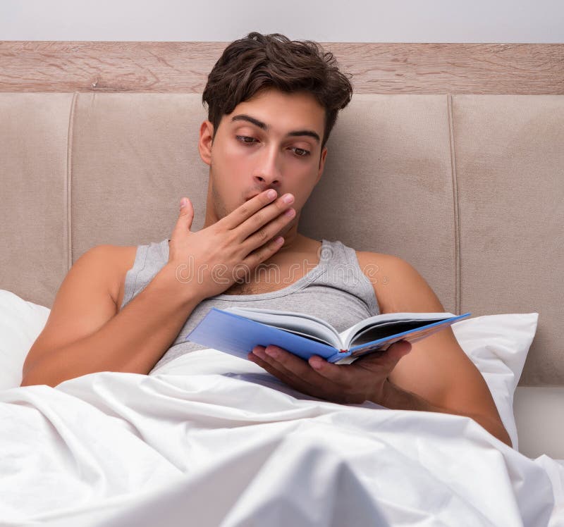 Livre De Lecture D'homme Dans Le Lit Photo stock - Image du douleur ...