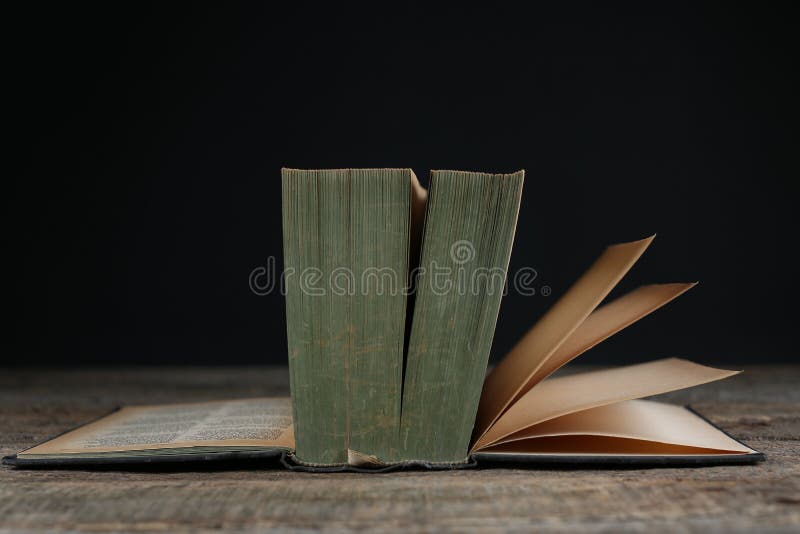 Livro aberto foto de stock. Imagem de livro, leitura - 77275602