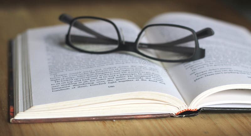 Livro aberto lido imagem de stock. Imagem de livros, novelas - 45883993