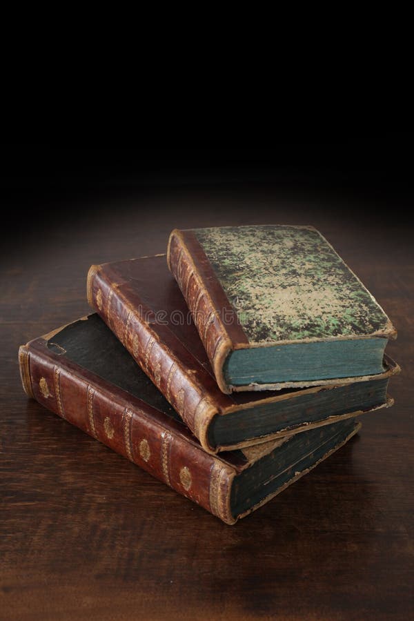 Livros empilhados velhos imagem de stock. Imagem de biblioteca - 7596583 Livros empilhados velhos imagem de stock. Imagem de biblioteca - 7596583