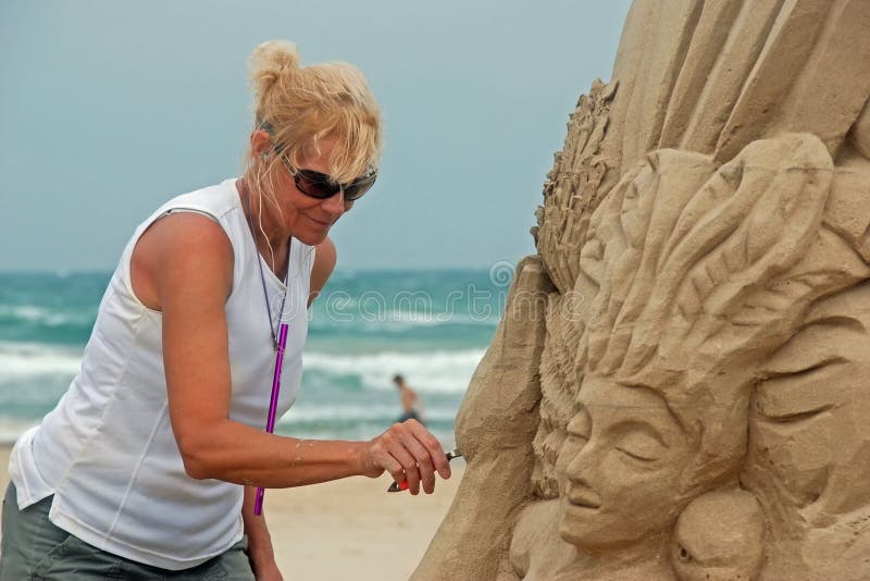 Lixe O Escultor Que Trabalha Na Praia Foto Editorial - Imagem de papai ...