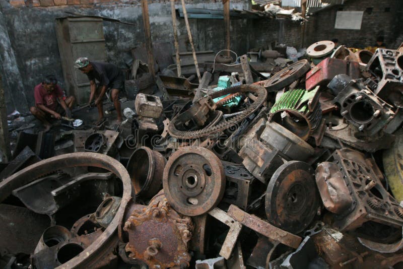 Lixo do metal imagem editorial. Imagem de fluxo, derramar - 31531535