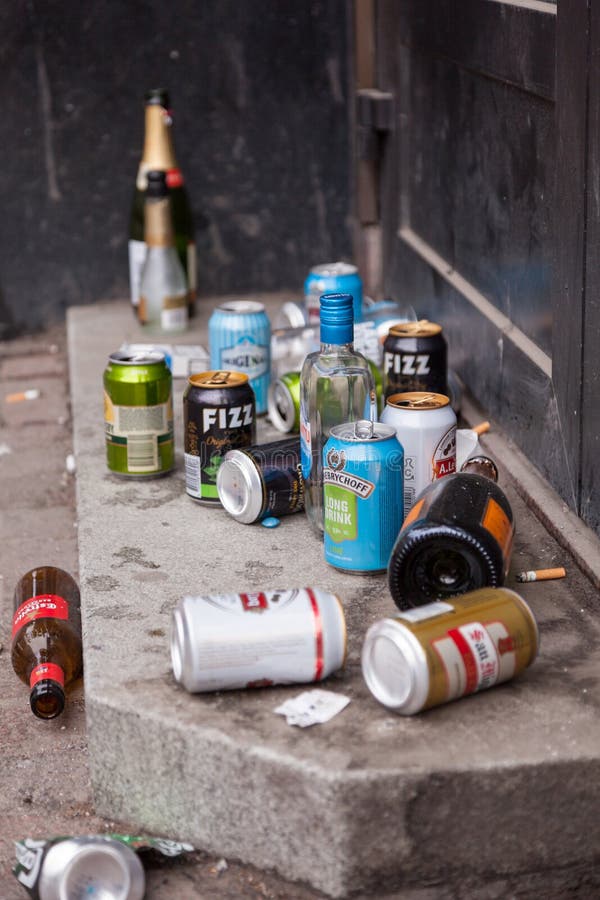 Lixo e lixo na rua foto de stock editorial. Imagem de feio - 116933023