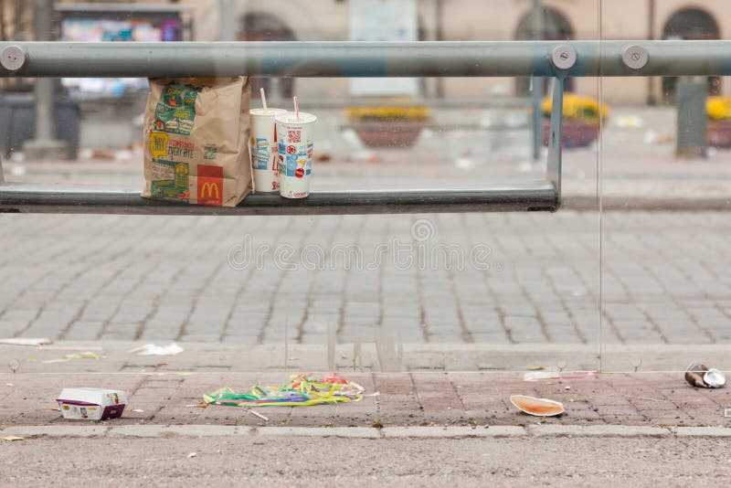 Lixo e lixo na rua foto de stock editorial. Imagem de feio - 116933023