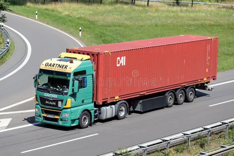 Gartner-LKW redaktionelles foto. Bild von lastwagen - 163464136