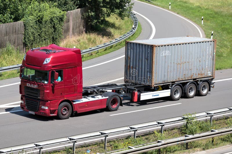 LKW mit cosco Container redaktionelles foto. Bild von livree - 194814756
