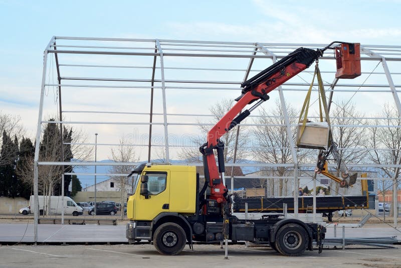 LKW mit Kran redaktionelles bild. Bild von metall, maschinerie - 64417350
