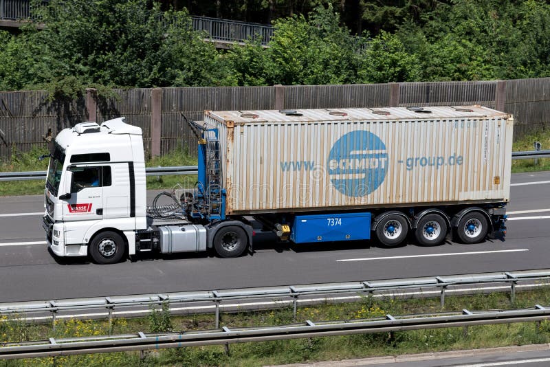 Lkw mit Schmidt-Container redaktionelles stockfoto. Bild von ozean ...