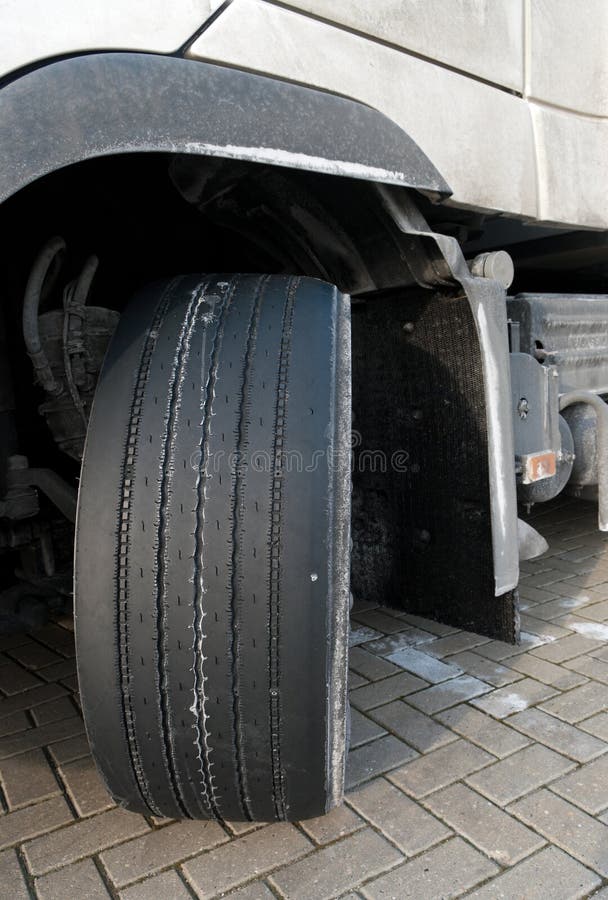 LKW-Rad stockfoto. Bild von reifen, fernlastfahrer, nuten - 24056112