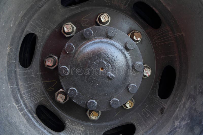 LKW-Radnabe stockfoto. Bild von felge, automobil, sonderkommando - 55402214