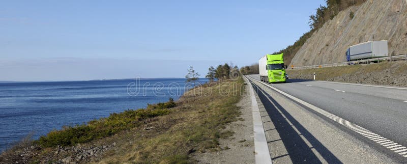 LKW-Transport auf Autobahn stockbild. Bild von zwischenstaatlich - 21678619