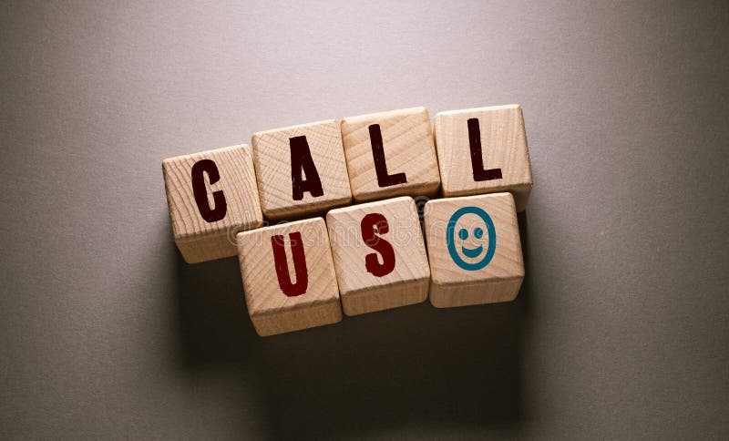 Llamarnos Palabra Con Cubos De Madera Imagen de archivo - Imagen de ...