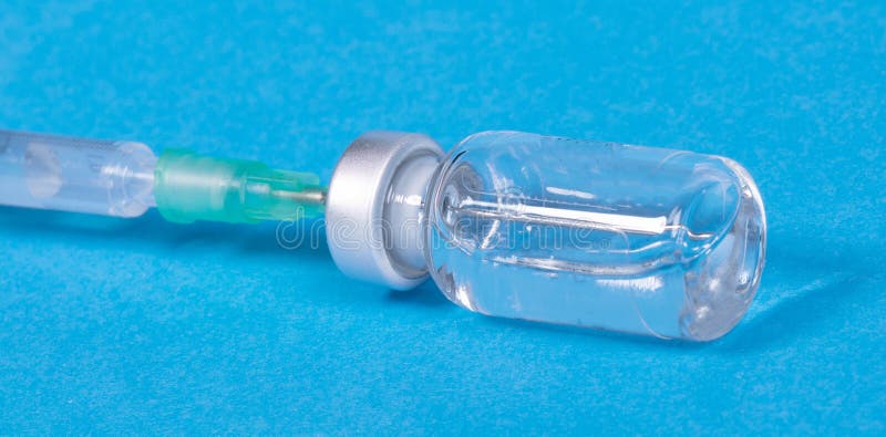 Llenar La Vacuna Con La Jeringa Antes De Inyectar Imagen de archivo ...