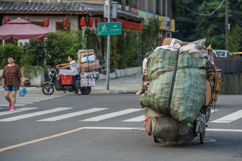 Carga pesada que lleva imagen editorial. Imagen de carga - 28273575