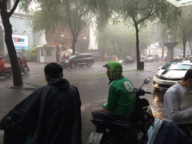 Lluvia de la monzón imagen editorial. Imagen de cambio - 100387245