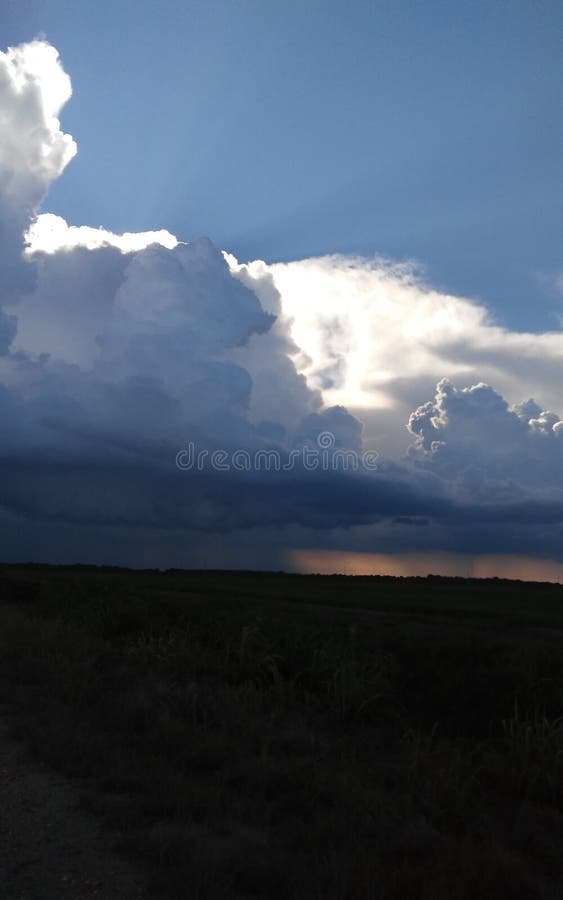 Lluvia/sol foto de archivo. Imagen de arkansas, cielos - 116695288