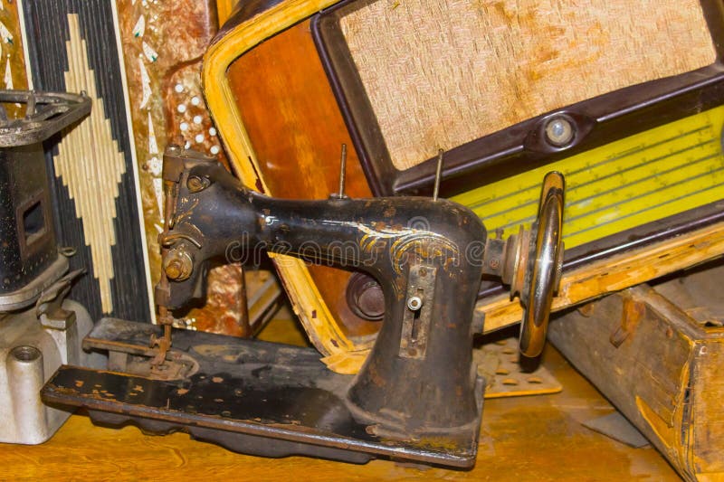 Lo Scarico La Vecchia Roba - Macchina Per Cucire Fotografia Stock ...