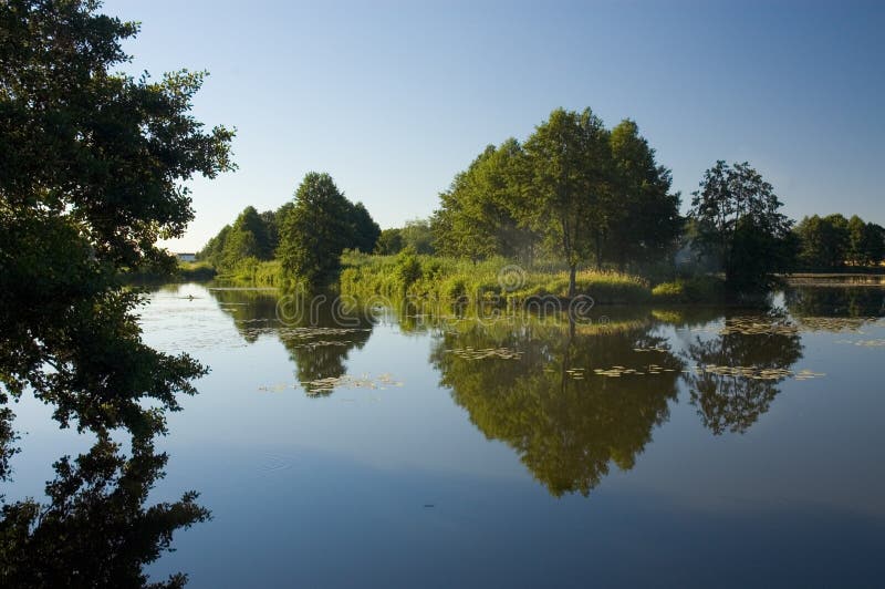 Lo stagno immagine stock. Immagine di calma, sera, nave - 11965911