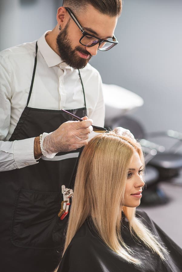 Lo Stilista Maschio Sta Lavorando Allo Studio Fotografia Stock ...
