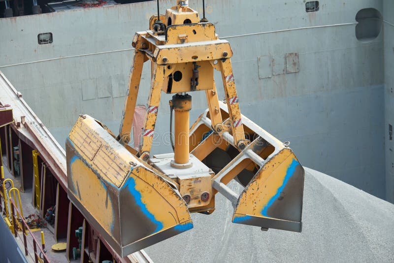 5,004 Bulk Carrier Ship Unloading Crane Stock Photos - Free & Royalty ...