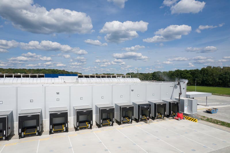 317 Loading Docks Distribution Warehouse Exterior Stock Photos - Free ...