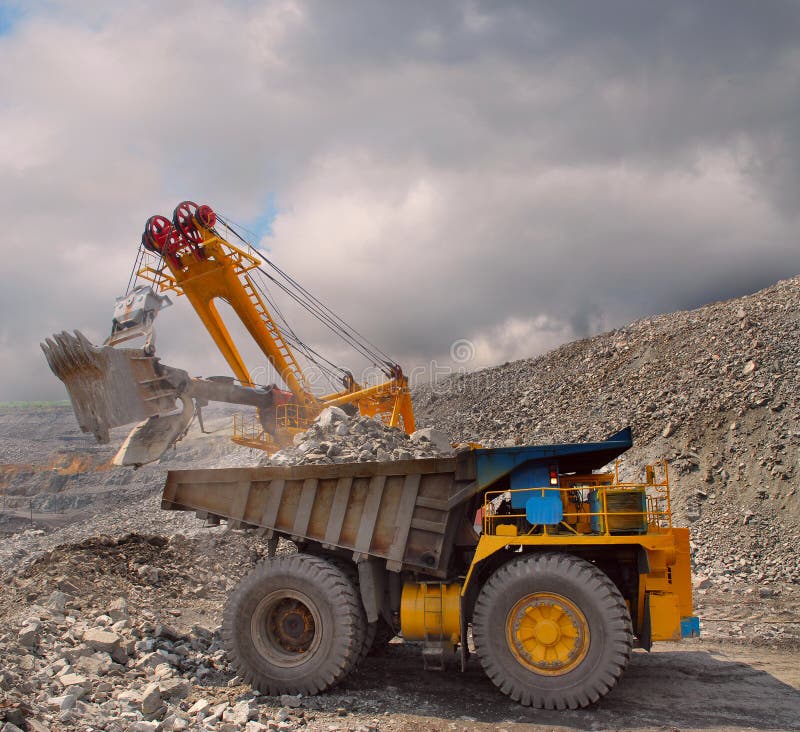 Loading of iron ore stock image. Image of hydraulic, extraction - 11089519
