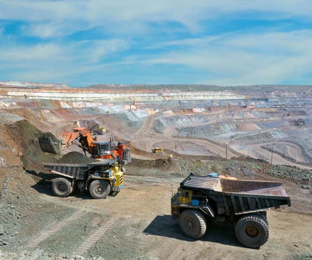 Loading of iron ore stock photo. Image of machinery, metal - 32924366
