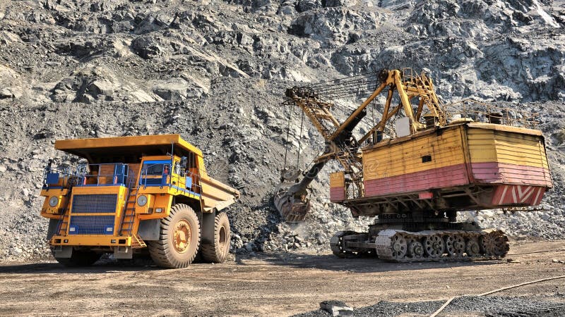 Loading of iron ore stock image. Image of industry, open - 51532555