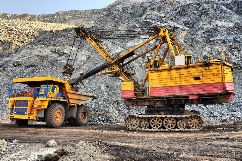 Loading of iron ore stock photo. Image of machinery, metal - 32924366