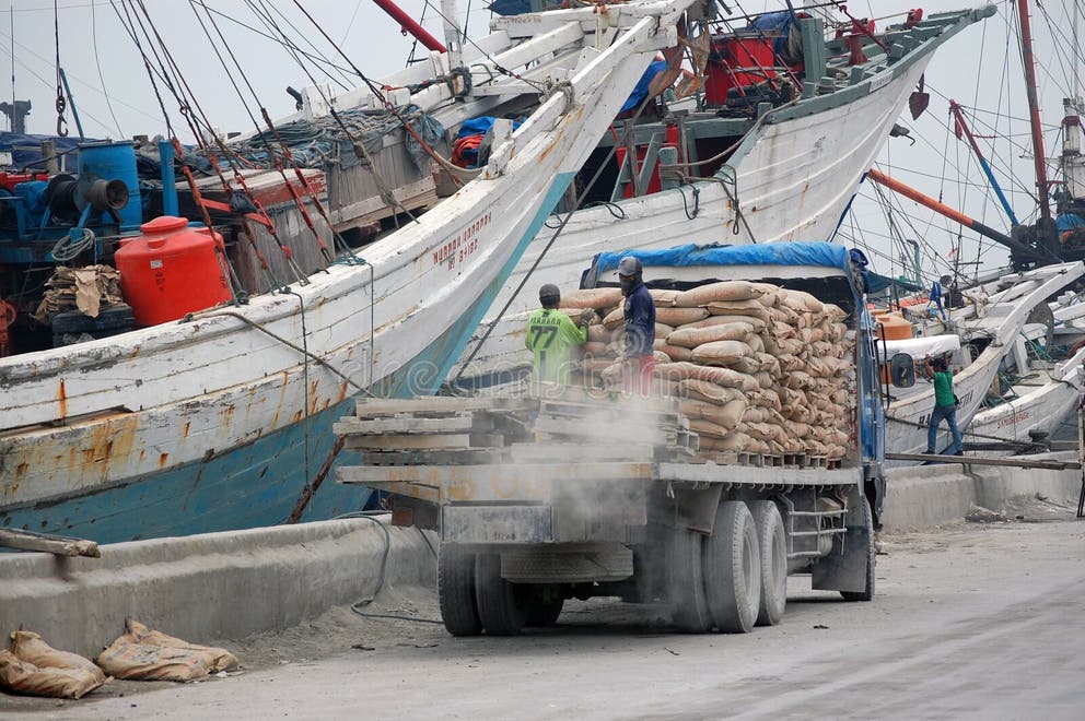 Loading editorial photo. Image of poor, tropical, sunny - 166593311
