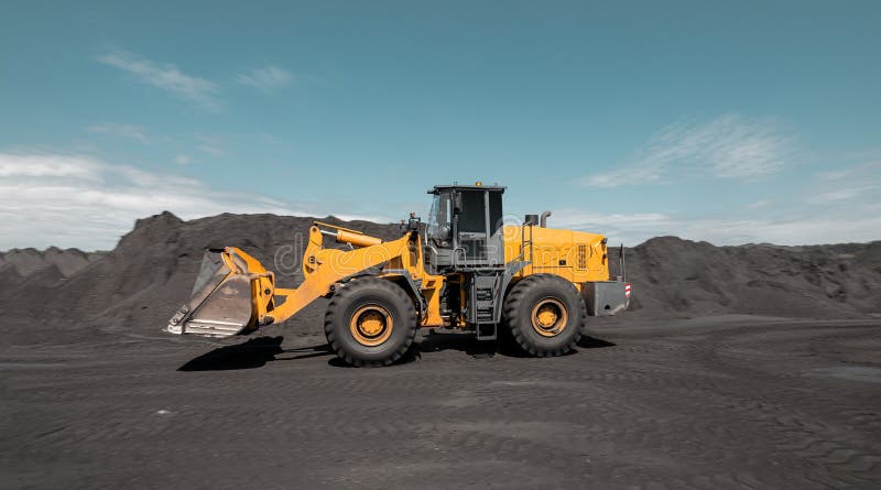 Loading of an Loader into Railway Wagons. Excavator Loading Coal into ...