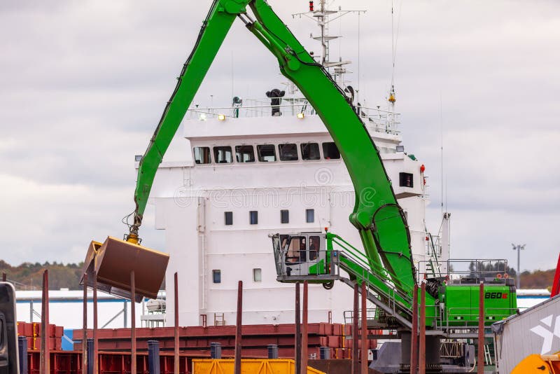 Loading and Unloading of Bulk Carrier Cargo Vessels in the Port Stock ...