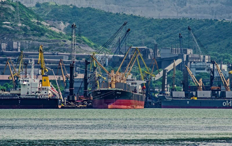 Loading/unloading editorial photo. Image of life, group - 33449366