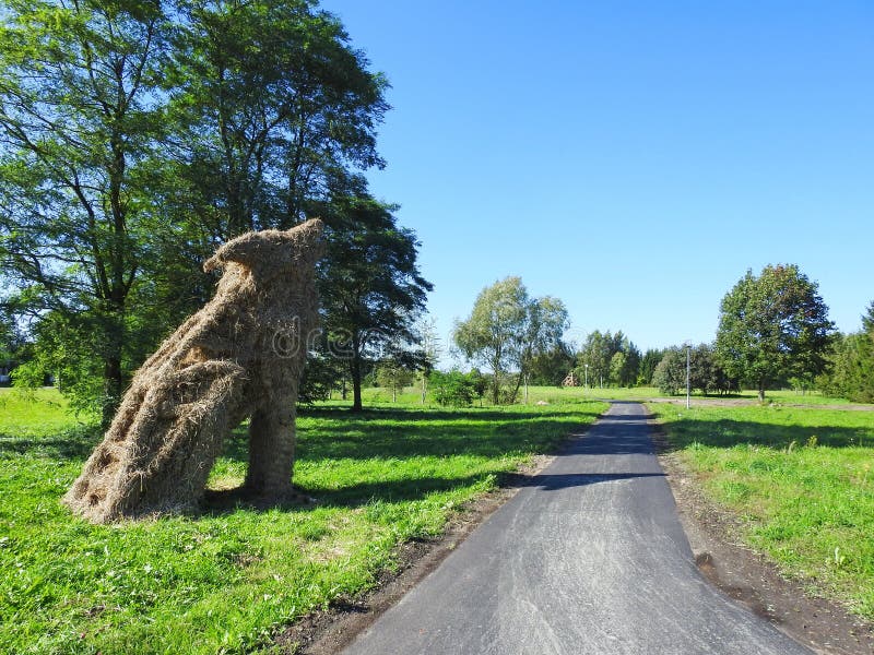 Lobo Hecho De La Paja, Lituania Foto de archivo - Imagen de lituania ...
