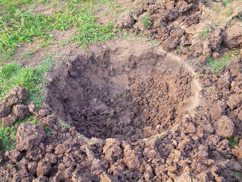 Grabe Ein Loch in Den Boden Zum Pflanzen Von Bäumen Stockbild - Bild ...