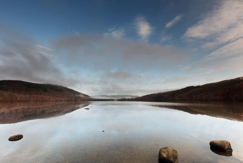 Loch Achilty imagem de stock. Imagem de paisagem, rochas - 27051269