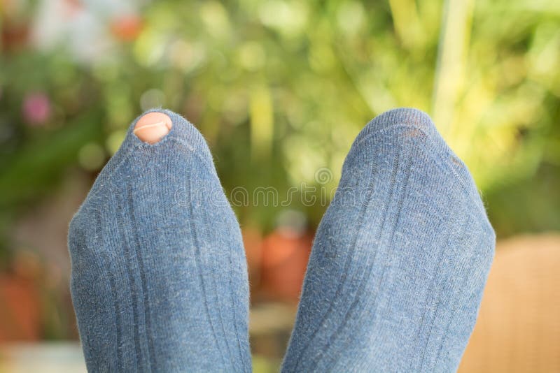 Lochsocke stockbild. Bild von gebrochen, finger, fingernagel - 30782213