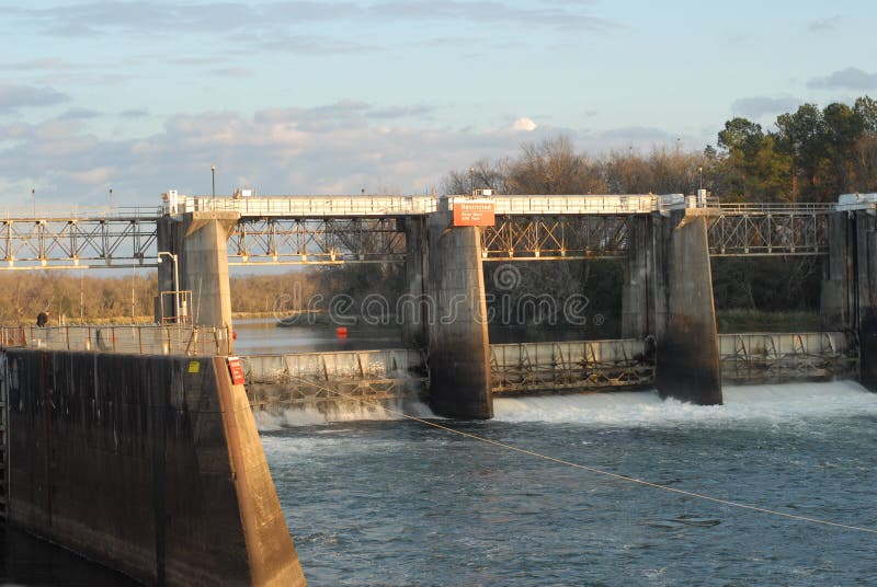 Lock and Dam stock image. Image of water, river, park - 25235835