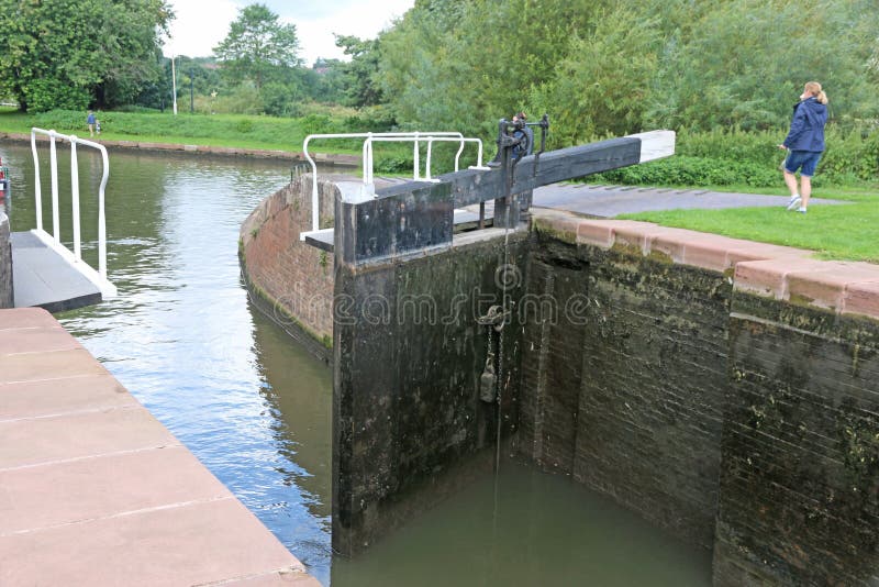 Lock on the Worcester Canal Editorial Image - Image of worcester, barge ...