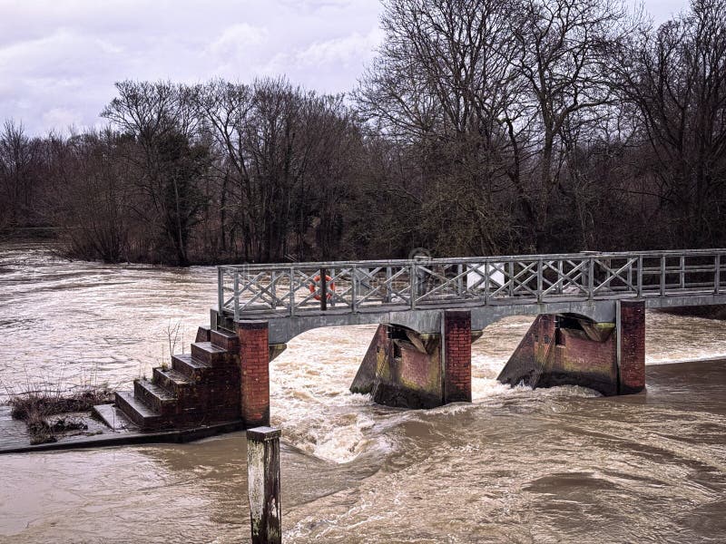 Lock on the River Thames at Goring Stock Image - Image of pond, channel ...