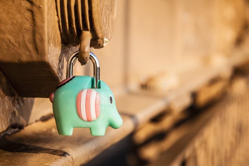 Lock in the Shape of Elephant Attached on the Manhattan Bridge Stock ...