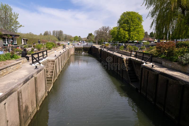 Lock on the Thames Near Oxford Editorial Stock Image - Image of sunny ...
