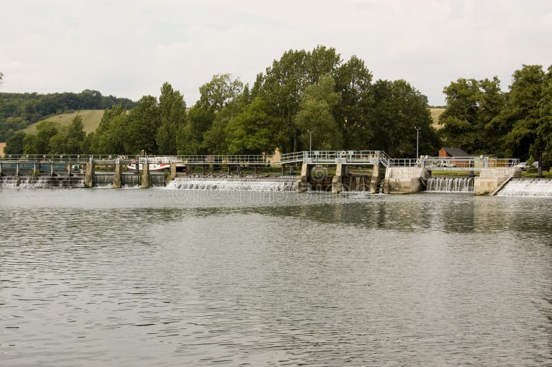 Lock and Weir at Mapledurham, Berkshire Stock Photo - Image of ...