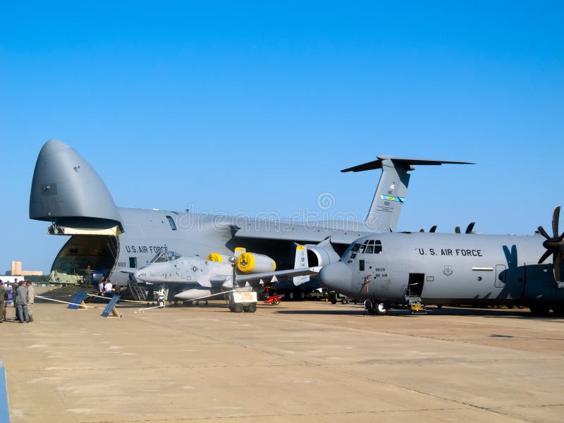 130 flygplan c hercules fotografering för bildbyråer. Bild av kraft ...