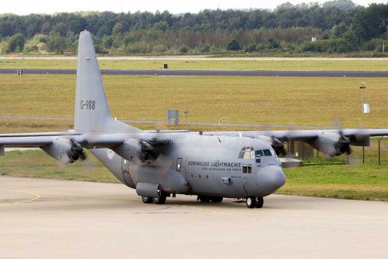 130 flygplan c hercules fotografering för bildbyråer. Bild av kraft ...