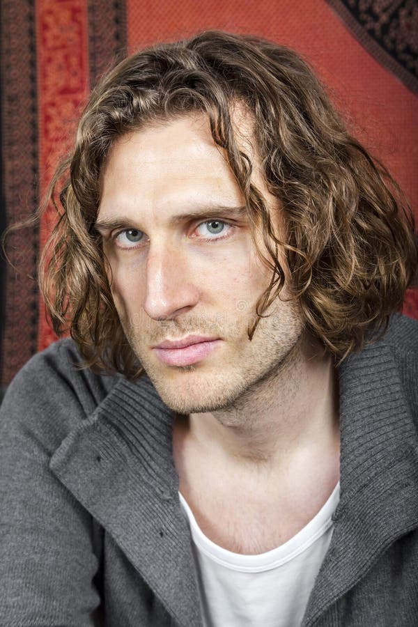 Lockigt hår för ung man arkivfoto. Bild av kallt, person - 51634478