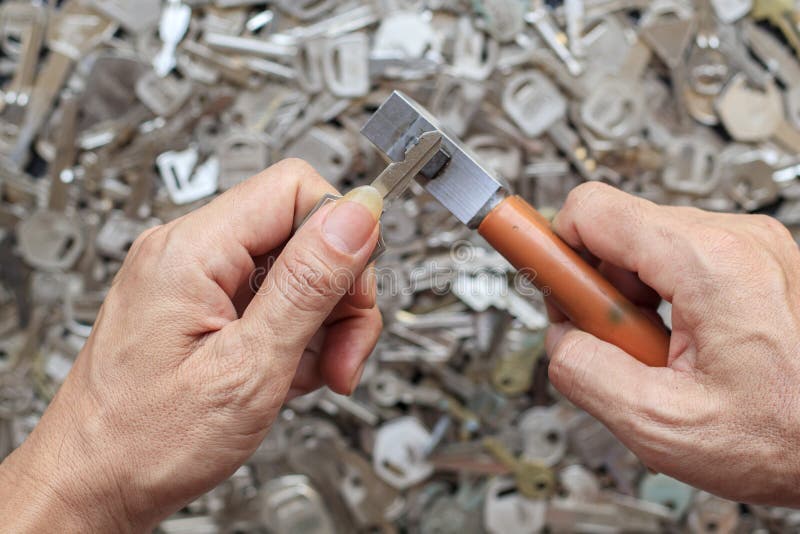 Locksmiths are Using Key Cutting Pliers To Create New Keys by Reading ...