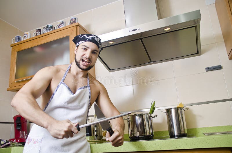 El cocinar loco del hombre foto de archivo. Imagen de corte - 10681814